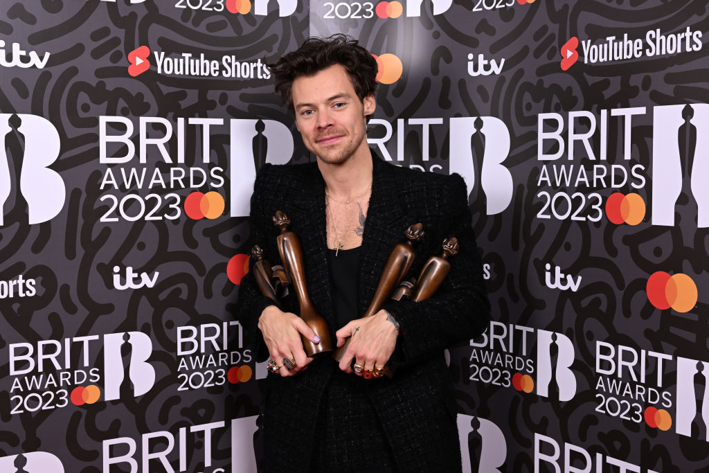 ハリー・スタイルズ、ウィーンのコンサートで観客が投げた物が顔に当たる ｜ ガジェット通信 GetNews