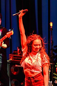 ＜ライブレポート＞Crystal Kay、クリスマスシーズン恒例のビルボードツアーが開幕 | Daily News | Billboard JAPAN