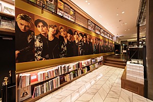 SKY-HI、“企画というよりは遊び場”「BMSG STREET GALLERY」をサプライズ訪問 | Daily News | Billboard JAPAN