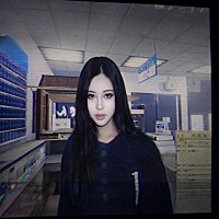 Lizaが深夜のコンビニで引き摺られる、数々の怪奇現象が「夜勤事件」MVに | Daily News | Billboard JAPAN